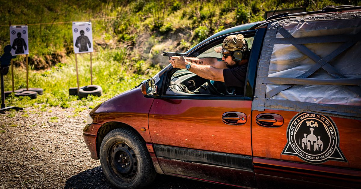 Schiesskurs Pistole: Defensives Schießen mit Ausnutzung eines Autos ...